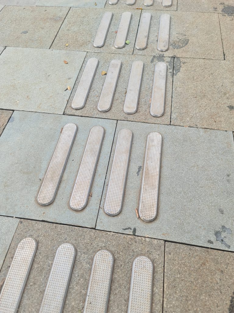 Fungsi dan Jenis Tactile Paving Guiding Block. | Batur Artha Yulis